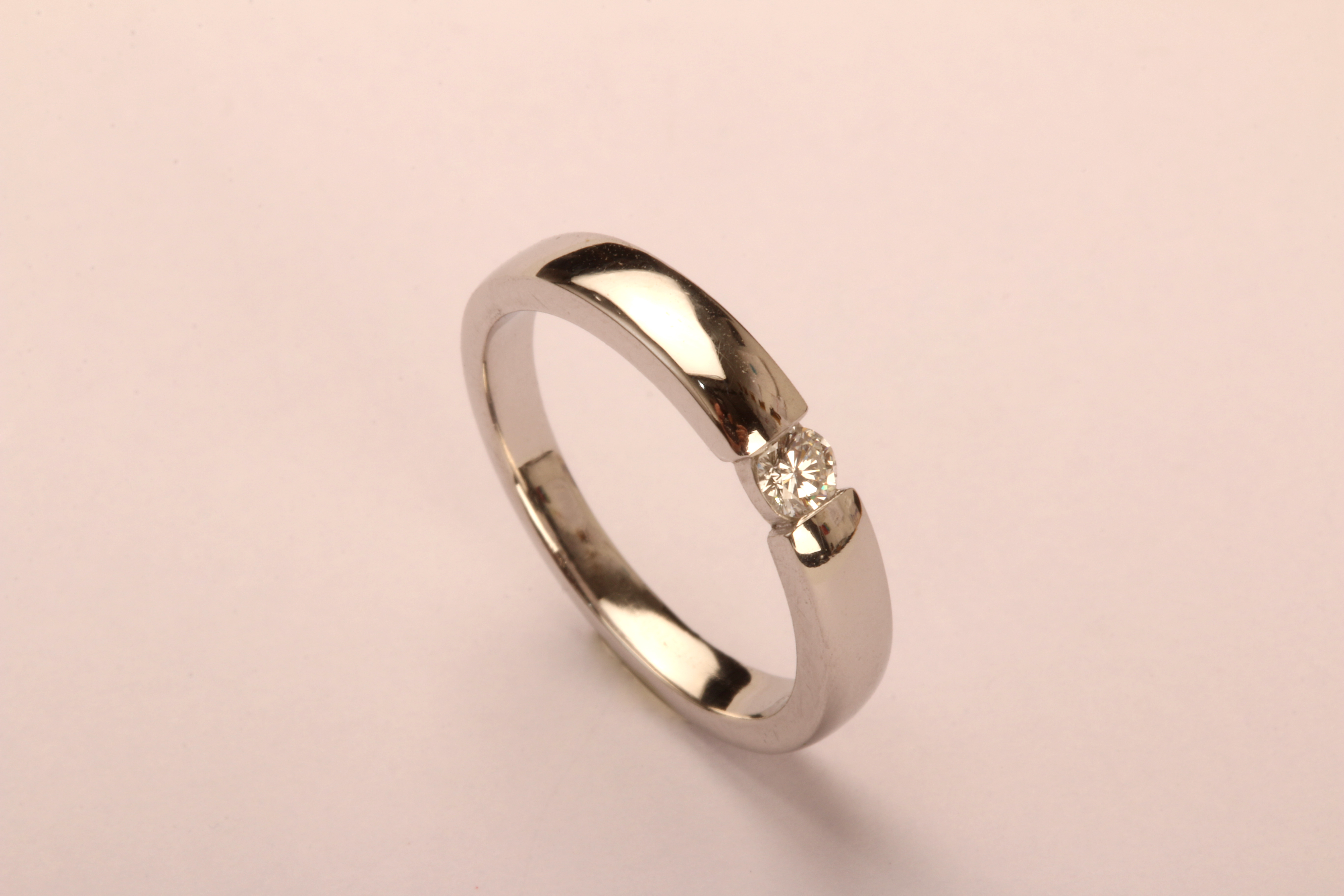 Solitärring in Platin mit Diamant Nr. 333562 – Shop Goldschmiede ...